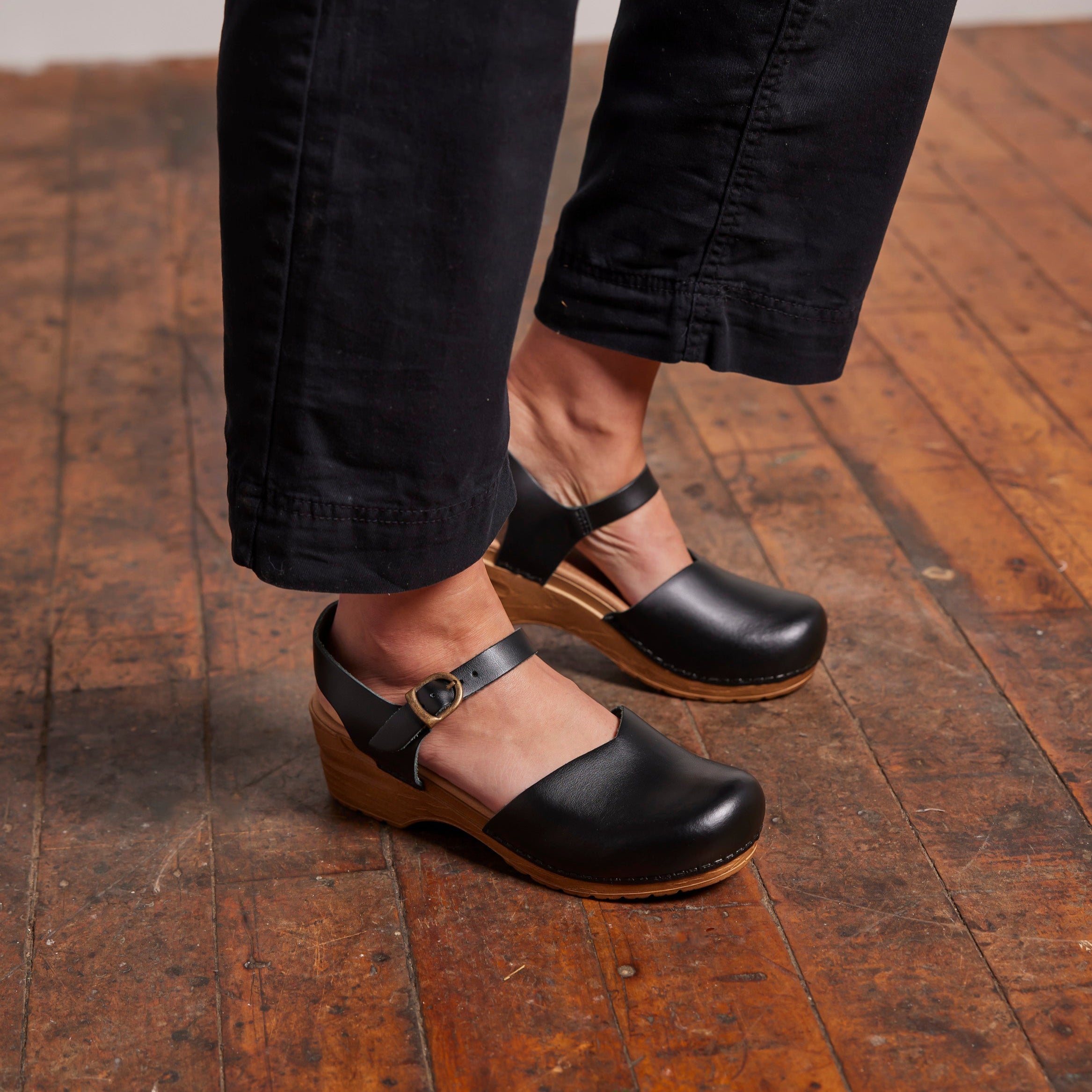 Sansi Women's Sandal in Black - Sanita